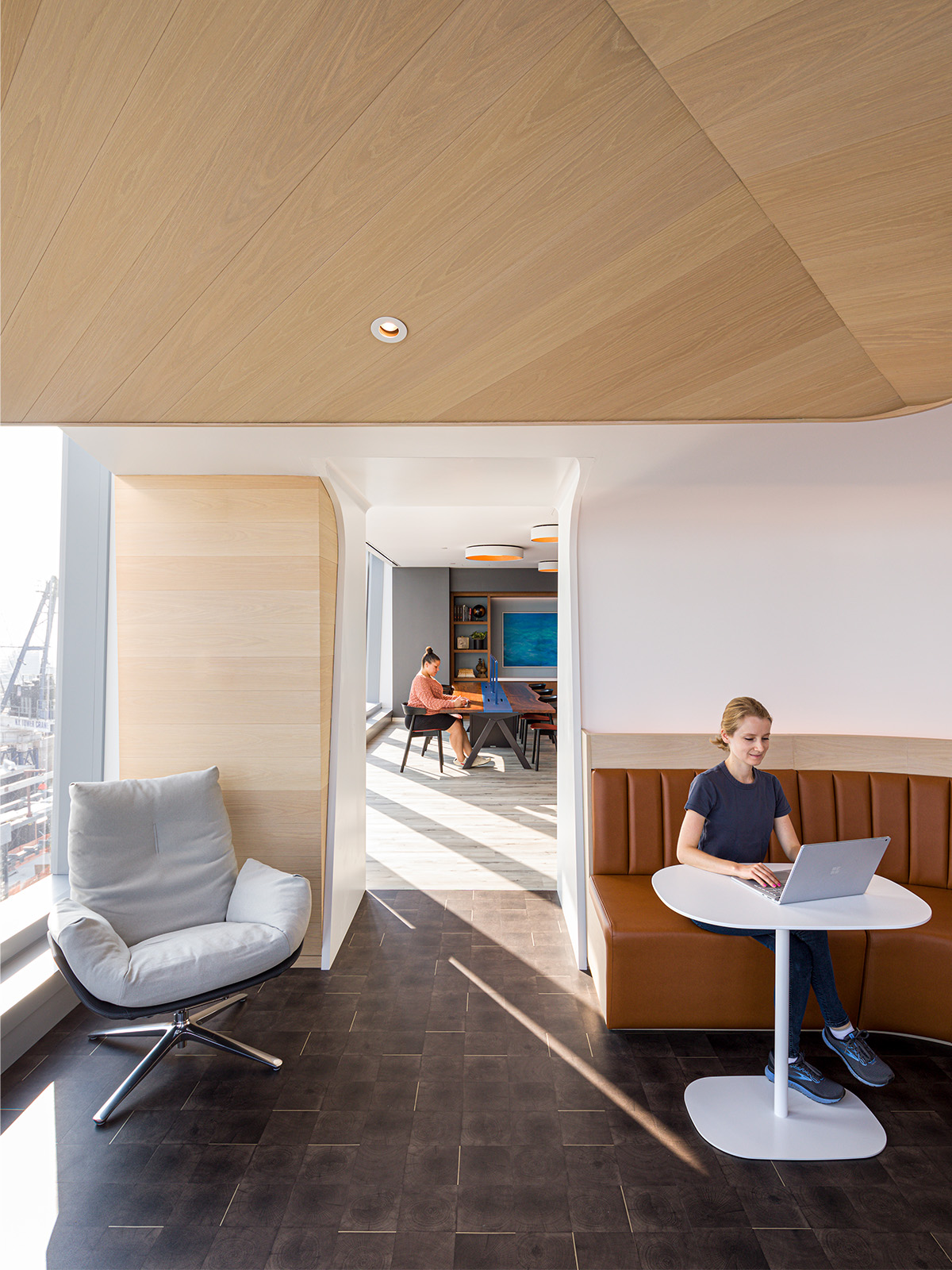 How space and technology support the hybrid working environment | M ...